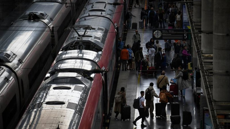 Economía.- Un Ouigo parado en la vía, origen de la sobrecarga de tensión que cortó la ...